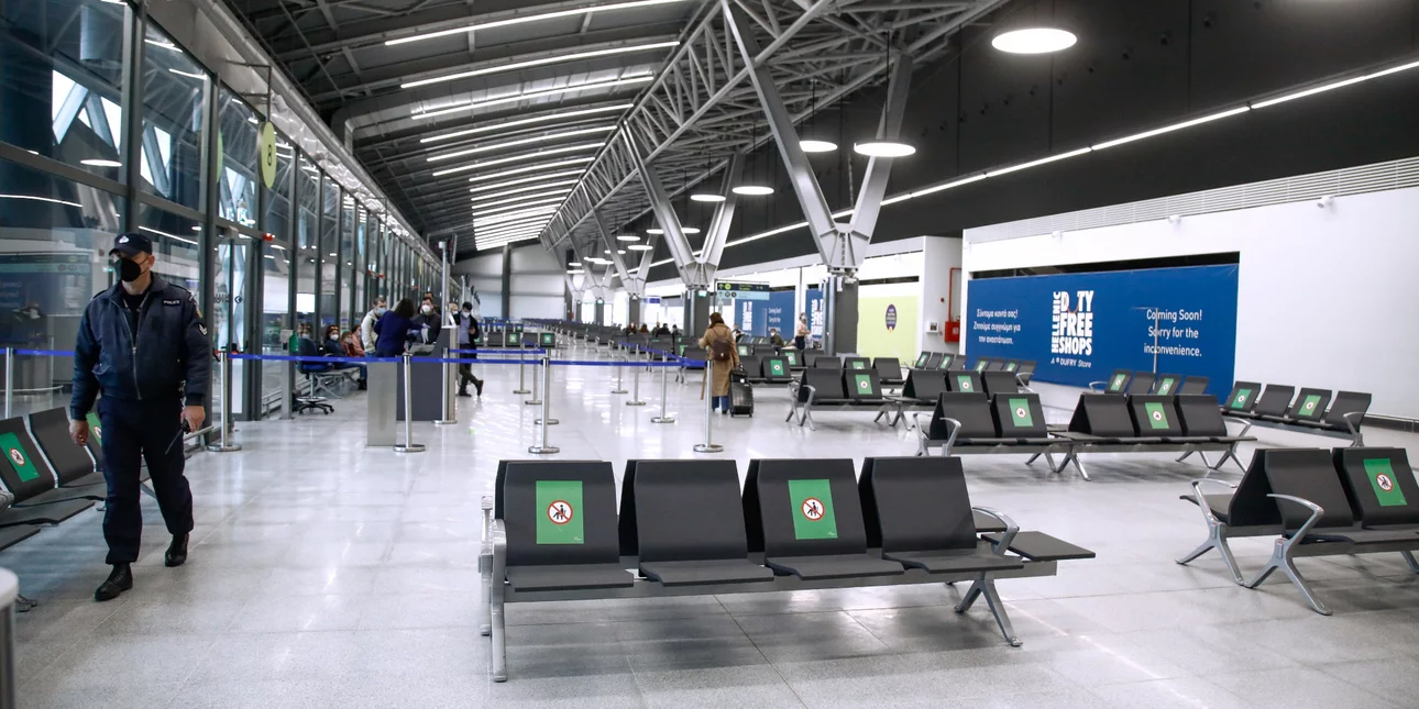 Θεσσαλονίκη: Μεθυσμένη επιβάτιδα προκάλεσε αναγκαστική προσγείωση ...