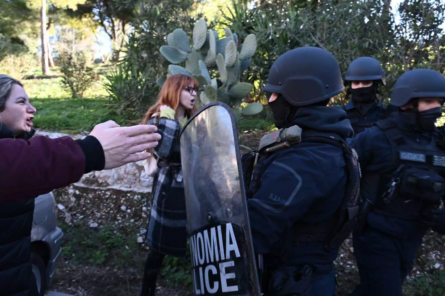 Αίσχος: Εφεραν τα ΜΑΤ για να κάνουν έξωση μητέρας και γιου που είναι ...