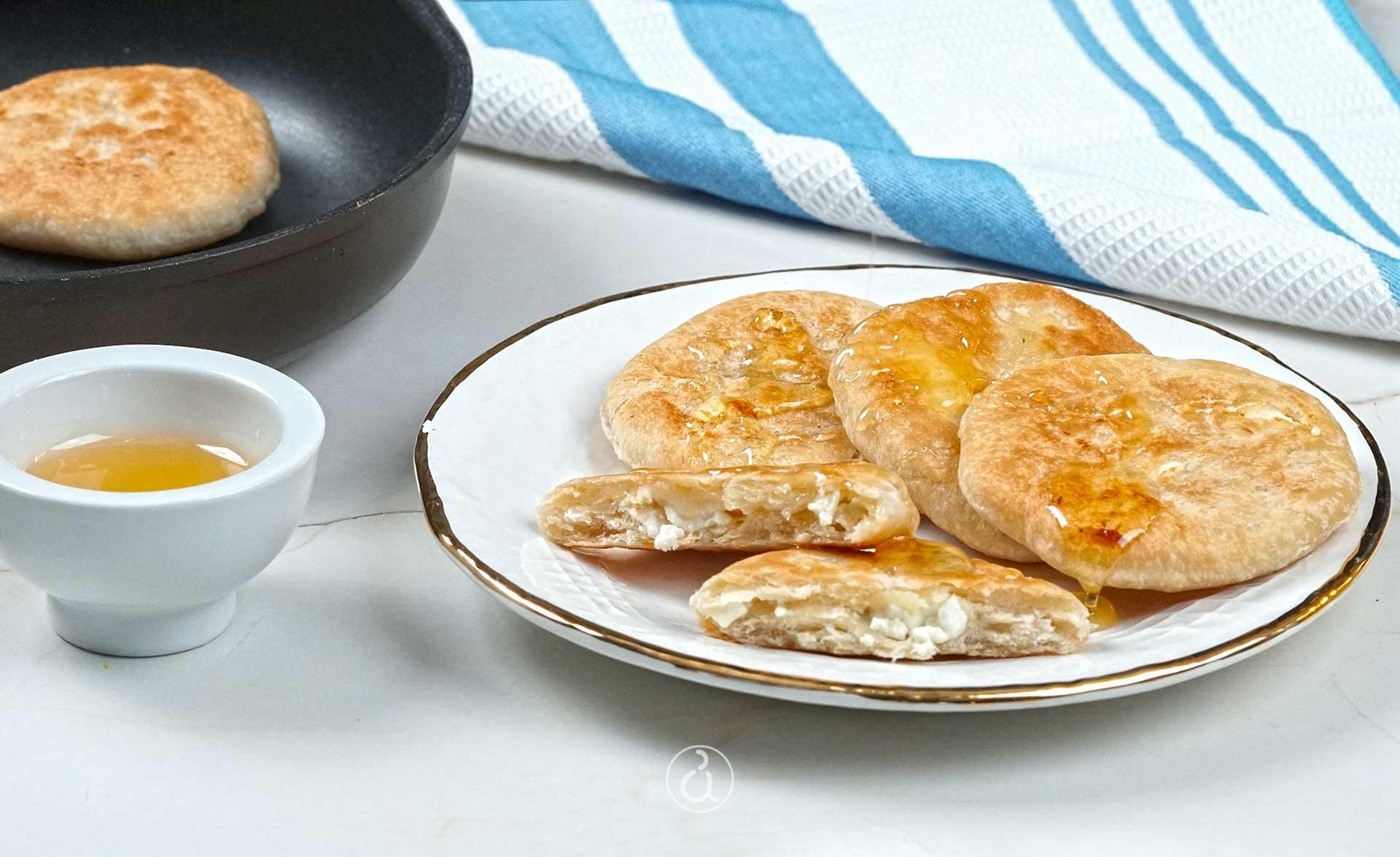 Νόστιμες και γρήγορες τηγανίτες με τυρί φέτα από την Αργυρώ ...