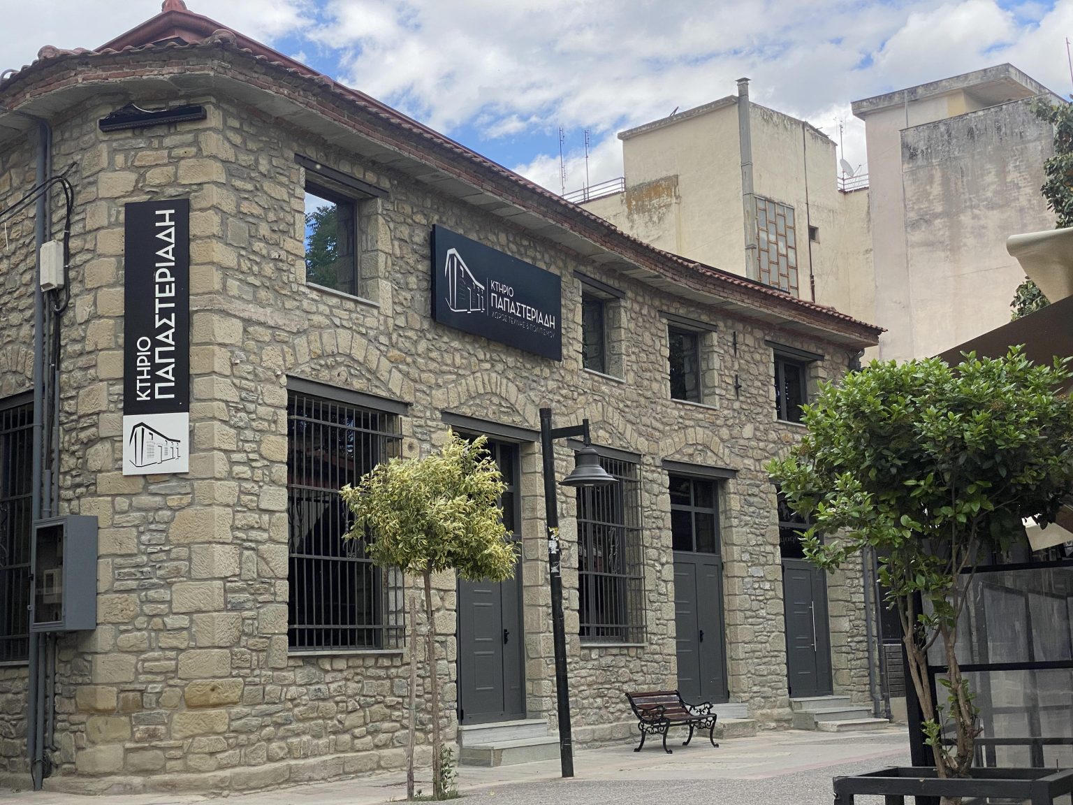 Συνάντηση Δημάρχου Τρικκαίων με τρικαλινό που παραχωρεί κτήριο για ...