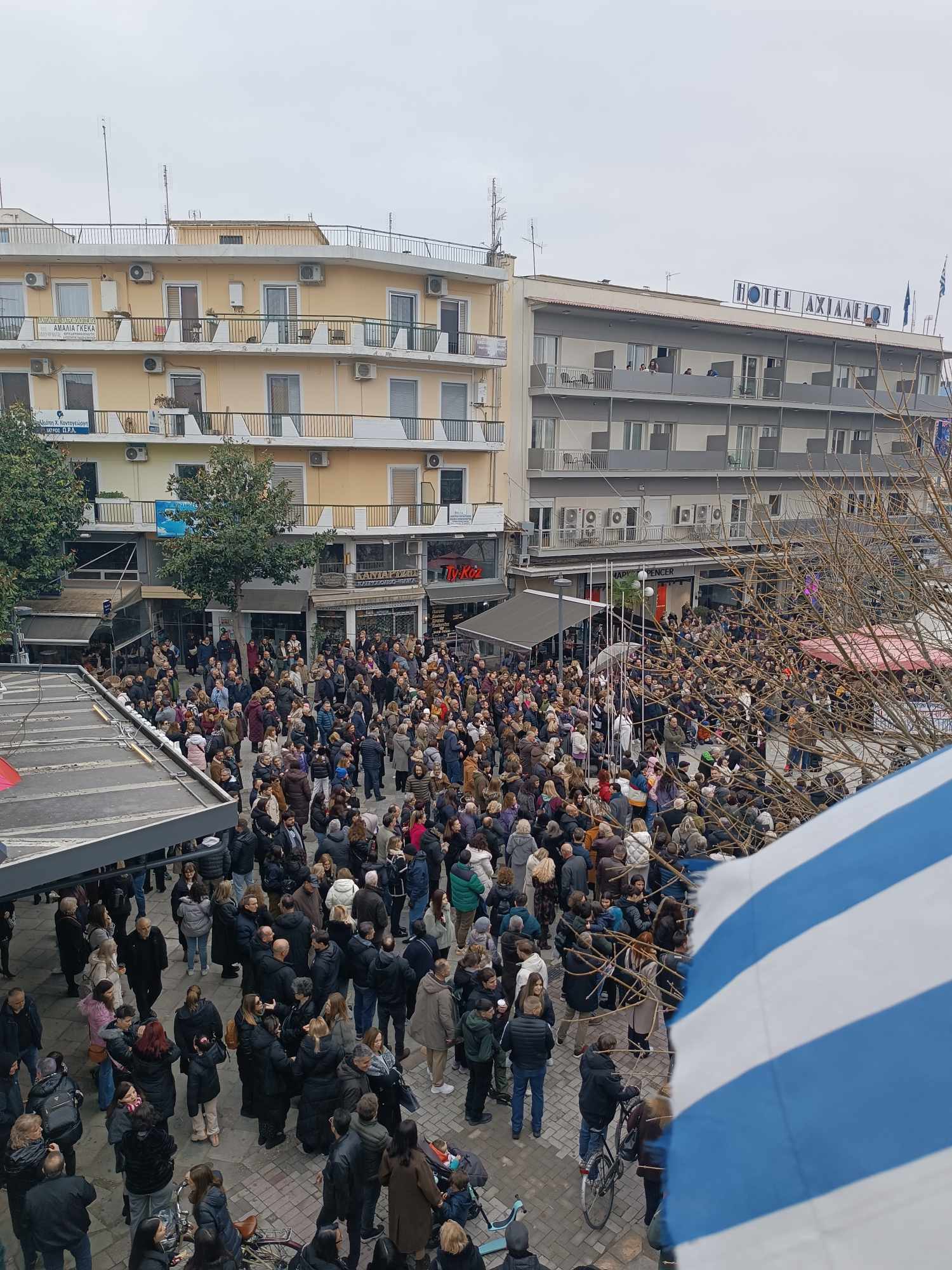 Πλήθος κόσμου στην συγκέντρωση για την τραγωδία των Τεμπών στα Τρίκαλα ...