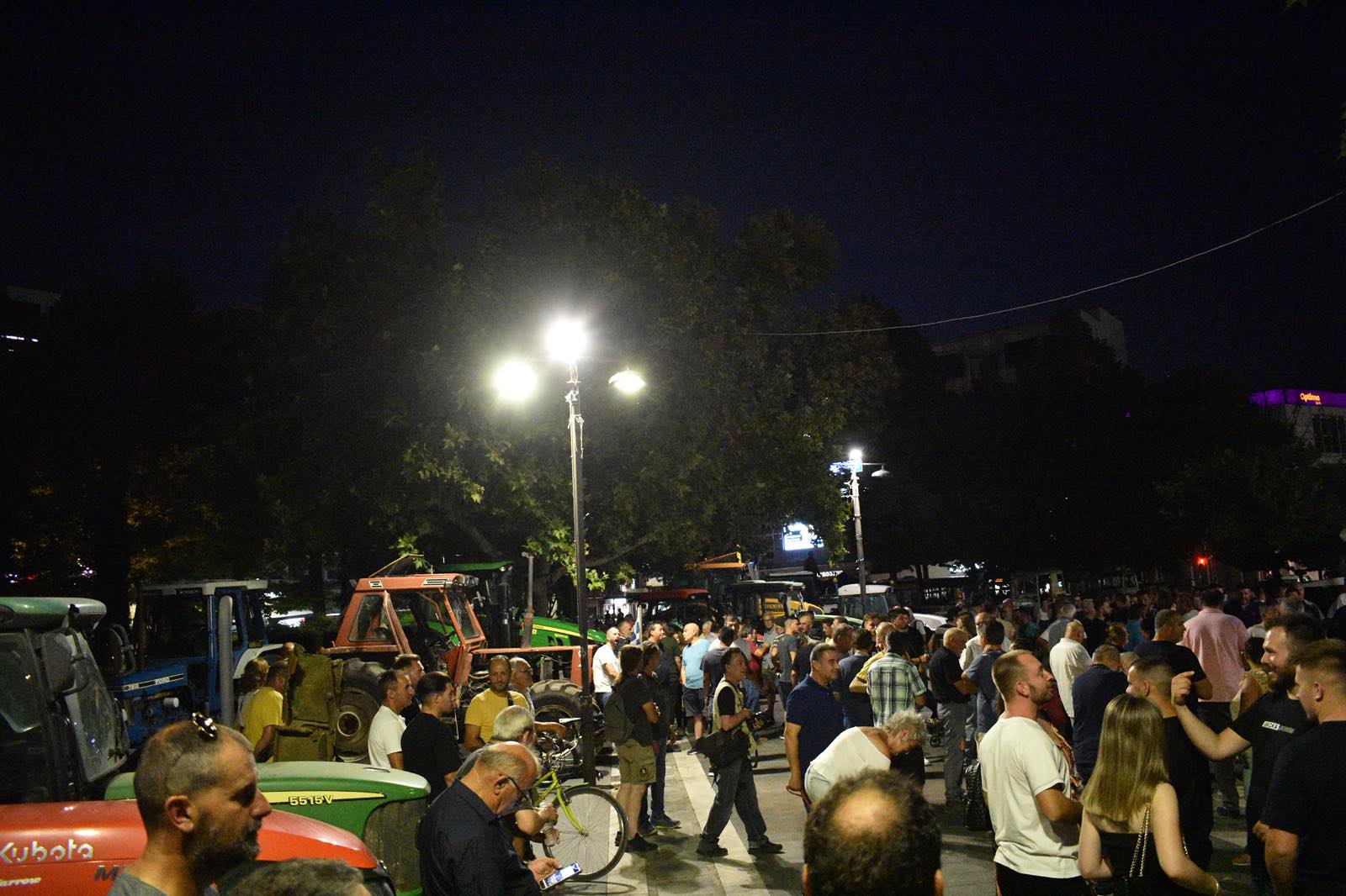 Λάρισα: «Απόβαση» των τρακτέρ στο κέντρο της πόλης – Διαμαρτυρία ...